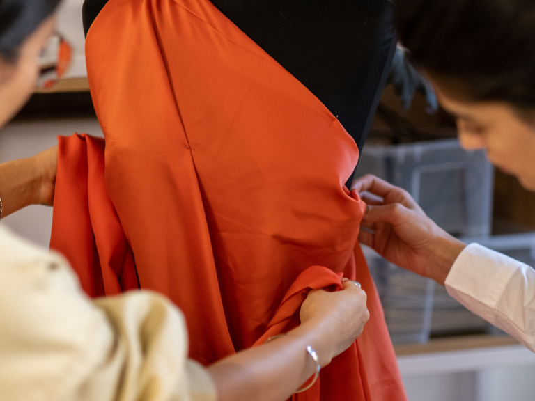 ¿Qué hace un diseñador de modas y cuál es su campo laboral?