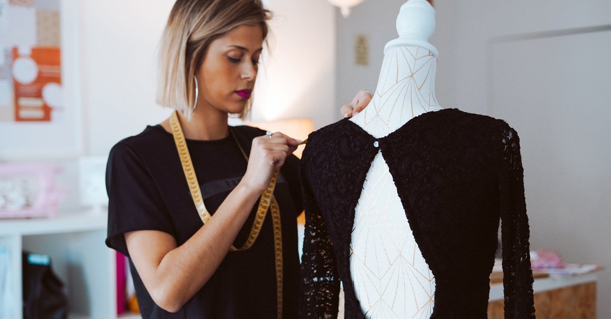 ¿Qué hace un diseñador de modas y cuál es su campo laboral?